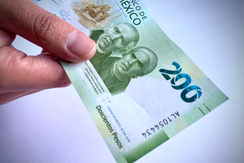 200-Peso-Banknote-Handed-NBS | Mexperience